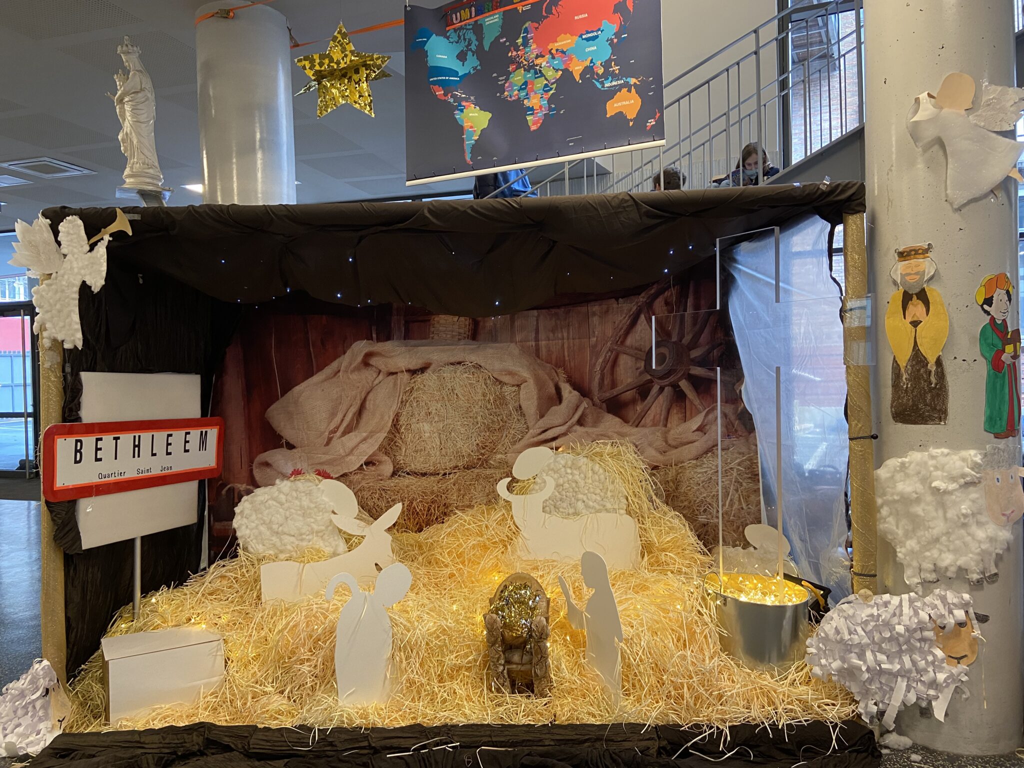 La crèche du Hall : Une foule pour venir voir la naissance du Christ ...